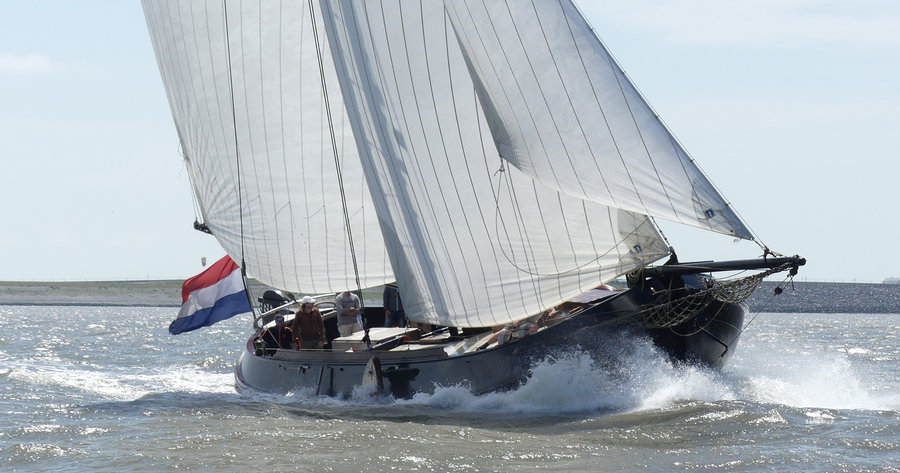 Zeilboot 'Visserman Aak BINT' huren | Sailcharter Friesland